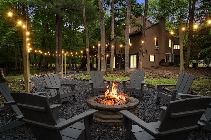 Modern 5br Pocono Cabin | Fire Pit, Hot Tub, Games - East Stroudsburg, PA