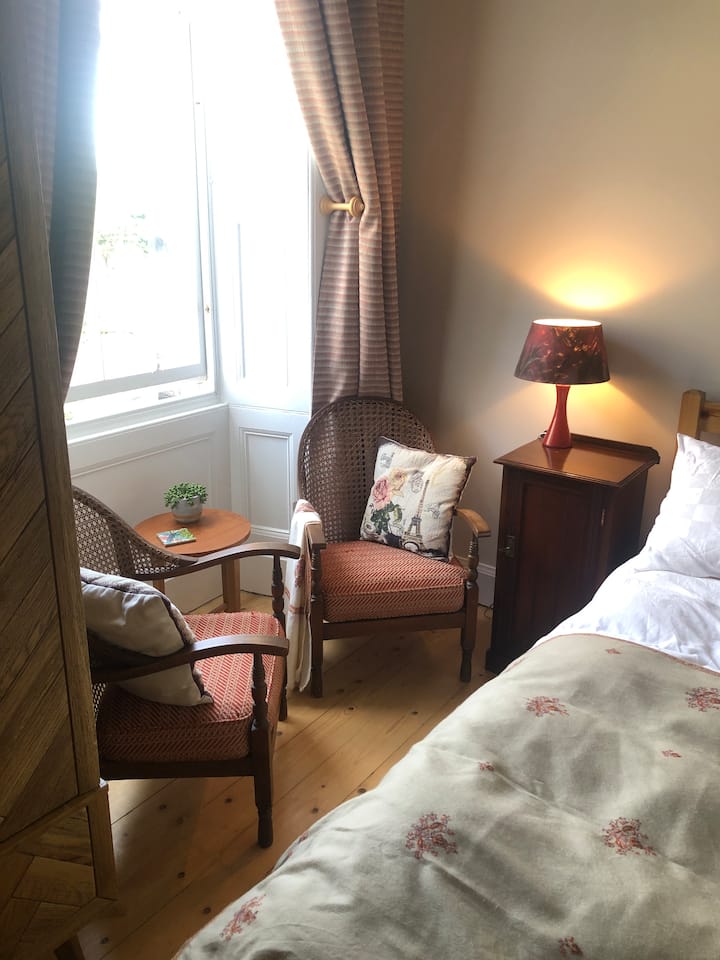 Quiet Bedroom In Lovely Leith Walk Flat - Edinburgh