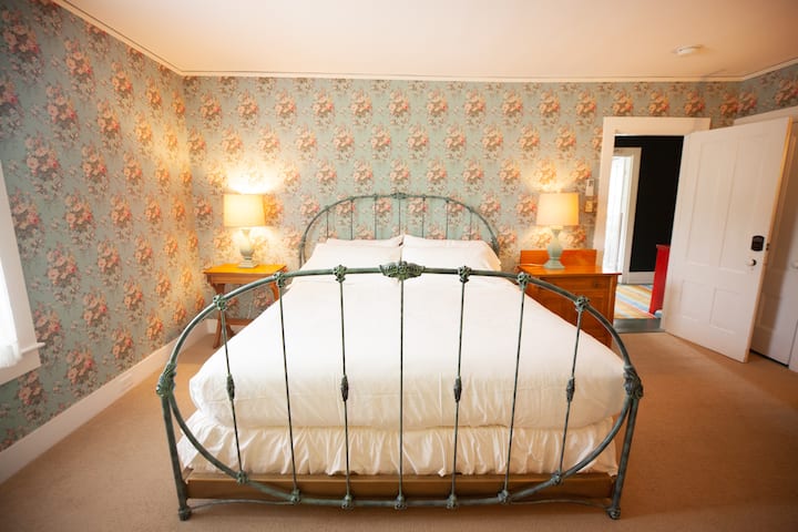 Yellow House Inn, Rockaway- King Bed, 1 Bath - Bar Harbor, ME