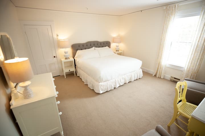 Yellow House Inn, Belmont- King Bed, 1 Bath - Maine
