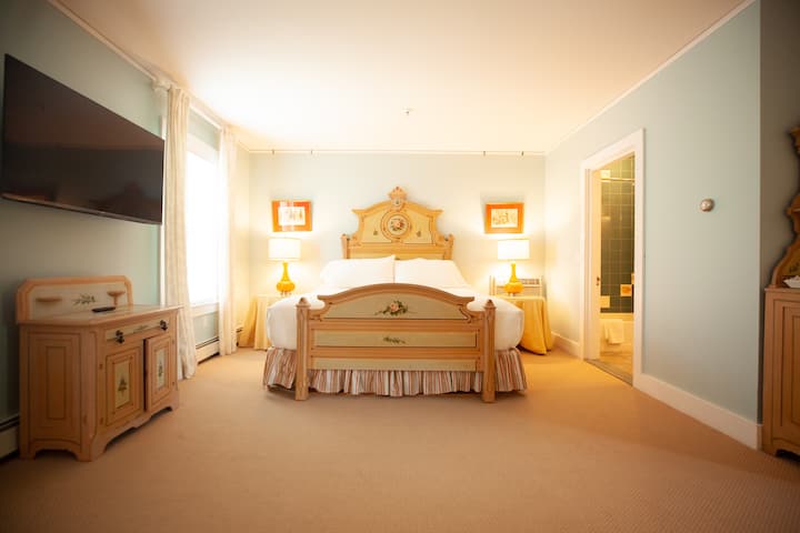 Yellow House Inn, Louisbourg- King Bed, 1 Bath - Bar Harbor, ME