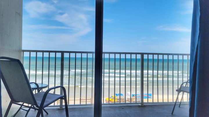 Oceanfront Balcony Studio, 2 Pools Beautiful Views - Daytona Beach, FL