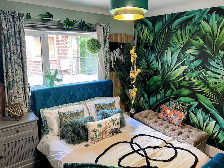 The Boutique Large Themed Apartment - 휫츠테이블
