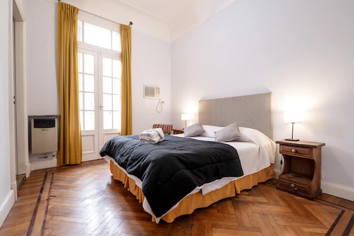 Apartamento Amplio, Clásico Y Elegante Con Balcón - Argentina