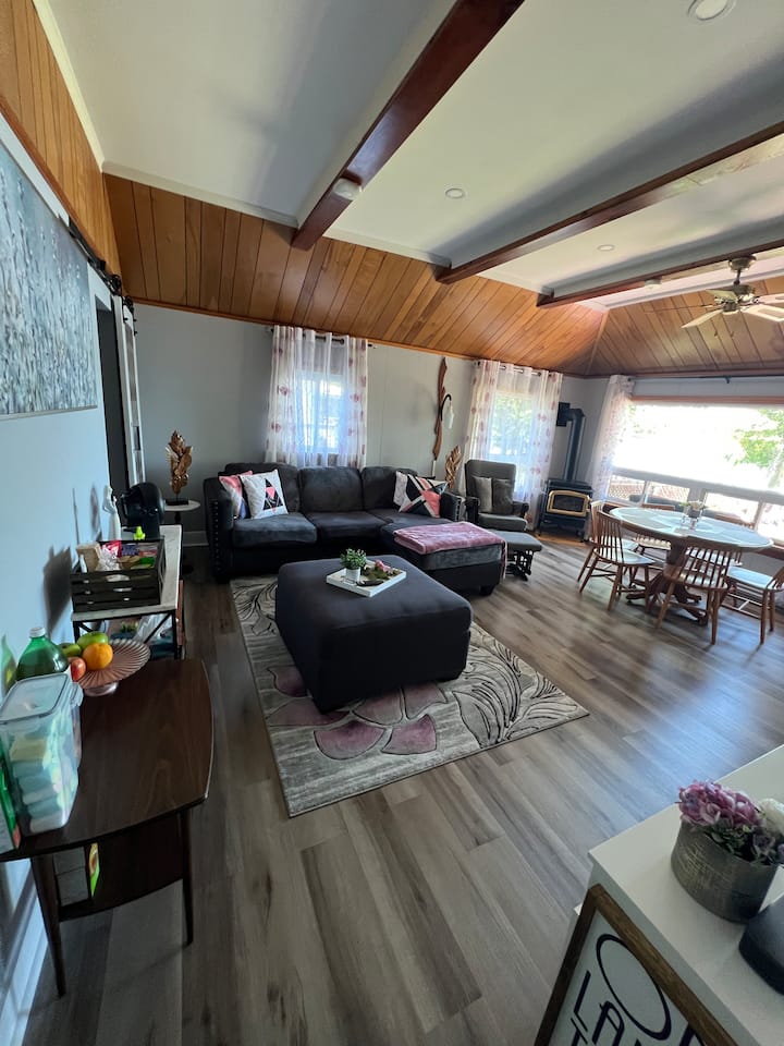 Amazing Waterfront Cottage - Kawartha Lakes