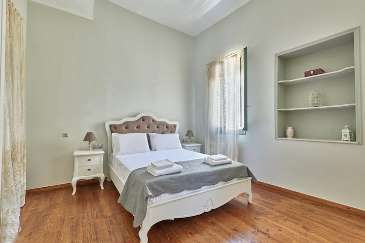 Centrally Yours: Spacious House In The City Center - Chania