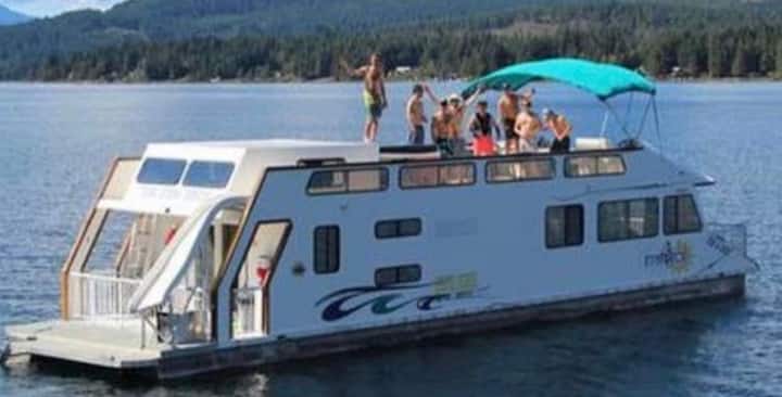 Oar - Houseboat - Lake Cowichan