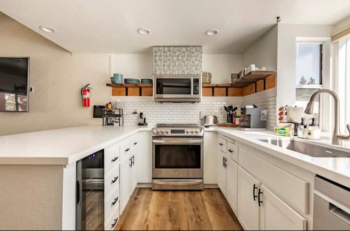 The Powder Pad Sleek Ski Base -Private Hot Tub - Mammoth Lakes, CA