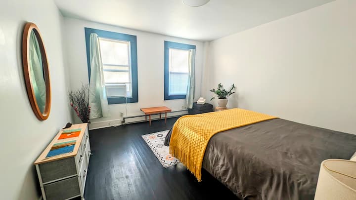 2br Apt 2 Bks From Warren St Da - Hudson, NY