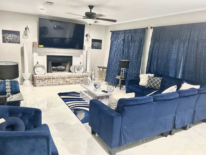 Grand 3 Bedroom Home W/outdoor Spa - Pinehurst, TX