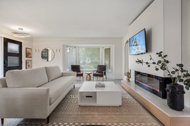 Prime Location| Endless Fun |4br|ac |Backyard&bbq - Calgary
