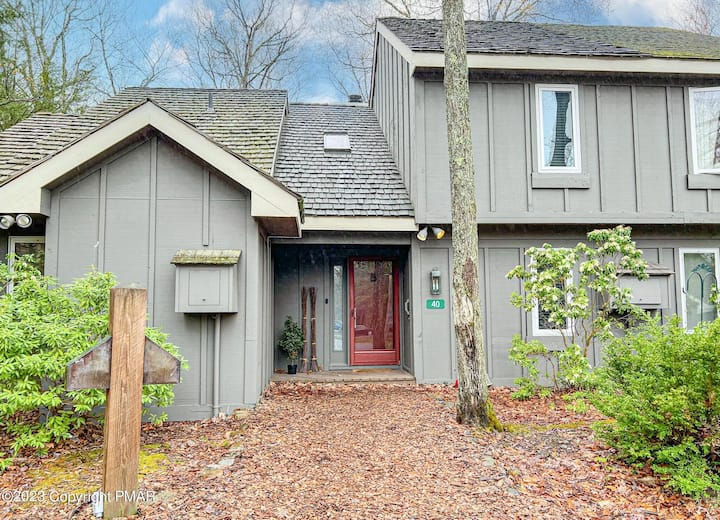 Lake Harmony Getaway Townhouse W/ Fireplace! - Hickory Run State Park, White Haven