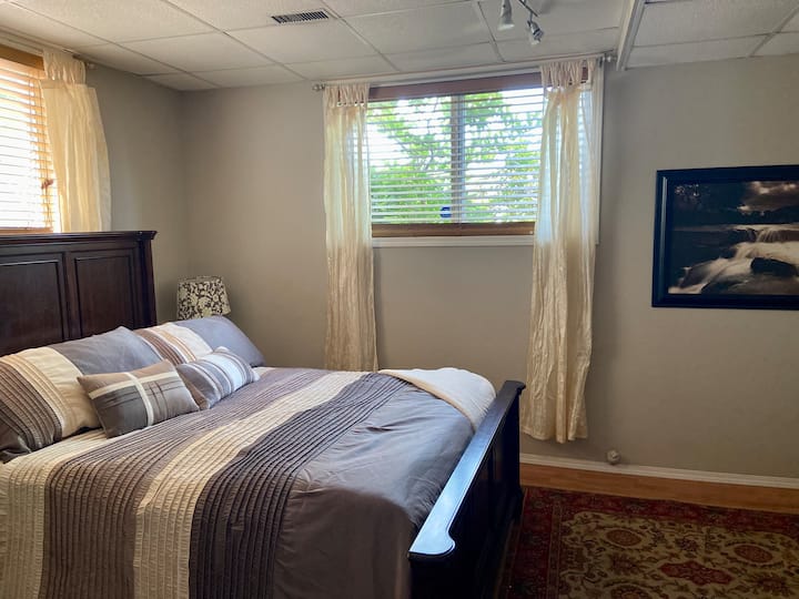 Quiet & Safe Basement Apartment With Queen Bed - Thunder Bay