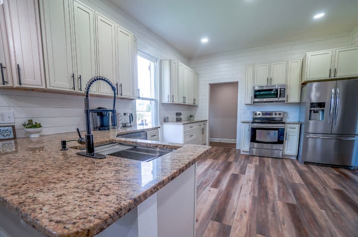 4 Bed 2 Bath Minutes From Down Town - Pensacola, FL
