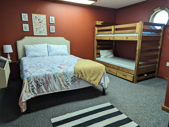 Mulberry Room | Autumn House - Toledo, IA