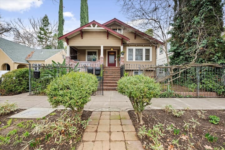 Unique New Era Park House 3 Bed/2 Bath - Sacramento, CA