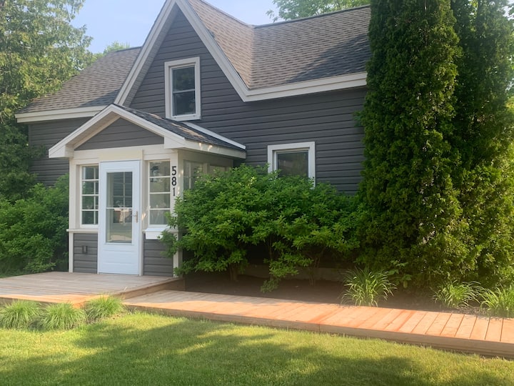 Newly Renovated Vacation Home - 포트 엘긴
