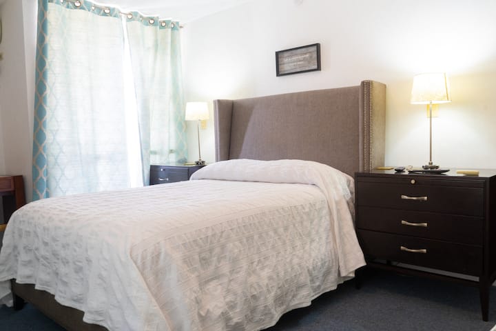 New Lovely 3 Bedroom Apt W/king Bed + Free Parking - Monterrey