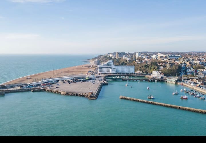 Beautiful Two Bedrooms House - Folkestone