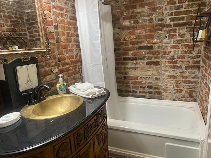 Pet Friendly-private Entrance - Saint Joseph, MO