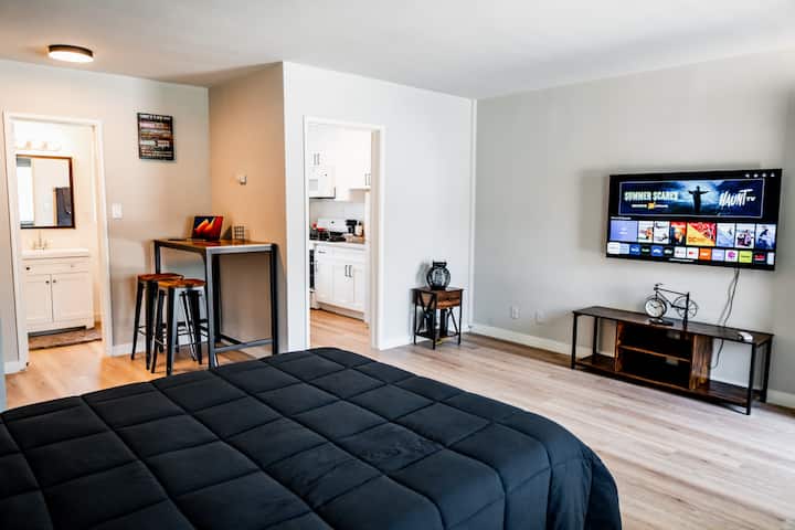 New Reno Studio Gated Parking & Fast Wifi! 5 Star - Northridge - Los Angeles