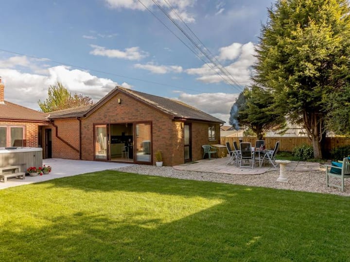 Forest Hideaway With Private Hot Tub - Forest of Dean
