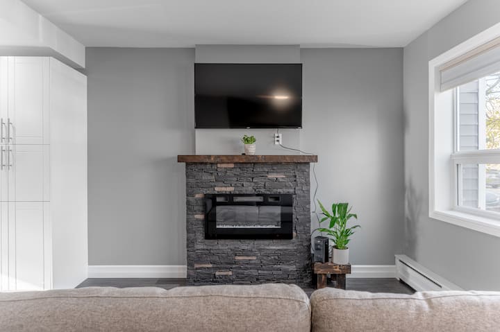 Warm & Modern Home In Yellowknife | Sleeps 5 - Yellowknife