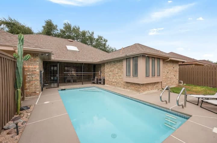 Inviting Pool Home In Mcallen! - McAllen