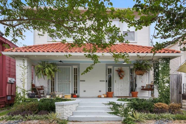 Spacious Mid-city Townhouse - New Orleans, LA