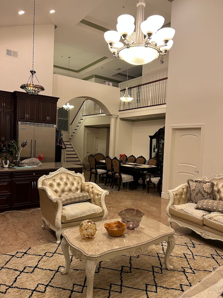 High Ceiling Bedroom W/ Luxurious Big Bathroom - Hayward, CA