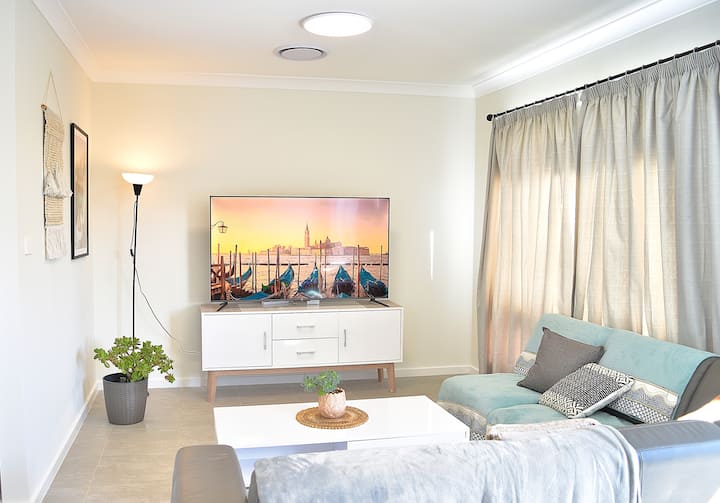 Elegant 5br House 2-level Home At Leppington - Camden