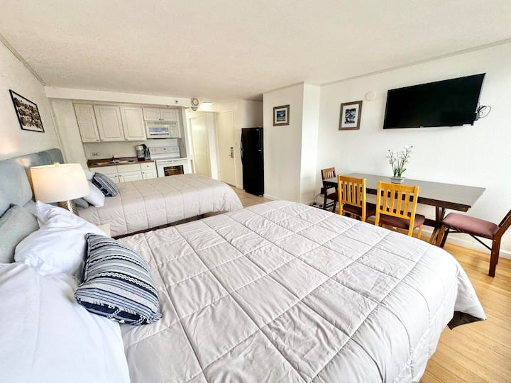 Waikiki 2/2 Deluxe Double Suite Partial Ocean View - O‘ahu, HI