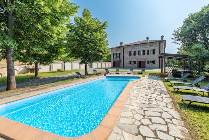 Villa Cornelia, Entire Villa With Private Pool - Alba