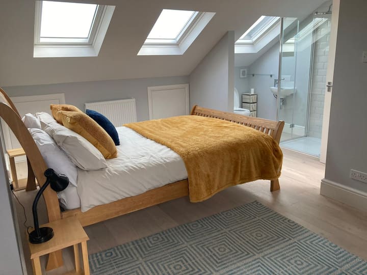 Private Room In Family House. - London