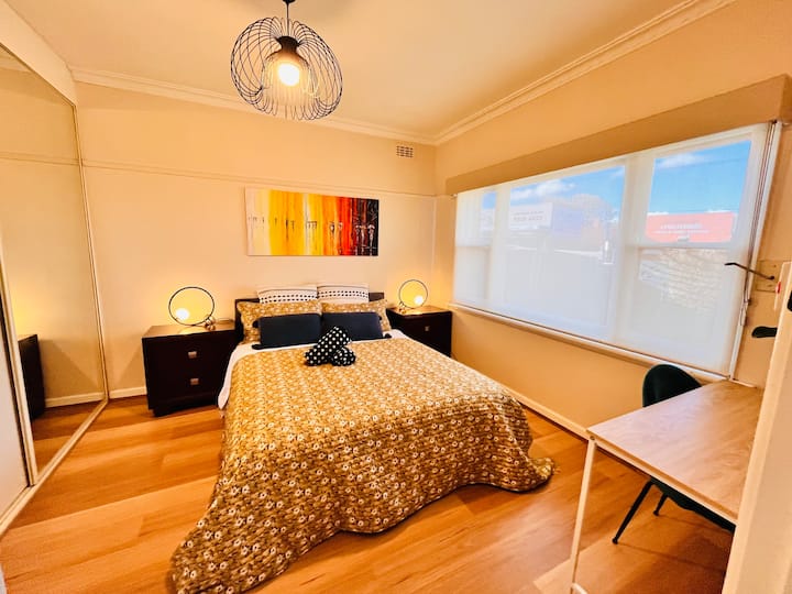 Home Near Tram, Train, City, Airport, Shops, Lake - Northland