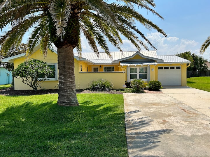 Pristine Golden Girls Beach Home With Lanai - Crescent Beach, FL