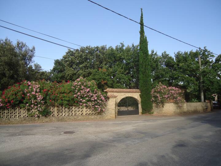 Maison De Charme Dans Un Parc - Remoulins