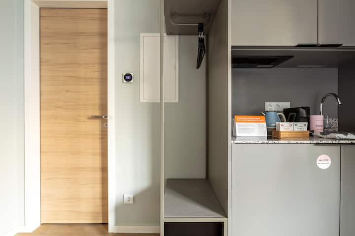 Numa | Medium Studio W/ Kitchenette & Single Bed - Munich