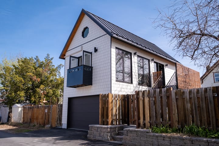 New Carriage House, Downtown! - Penticton