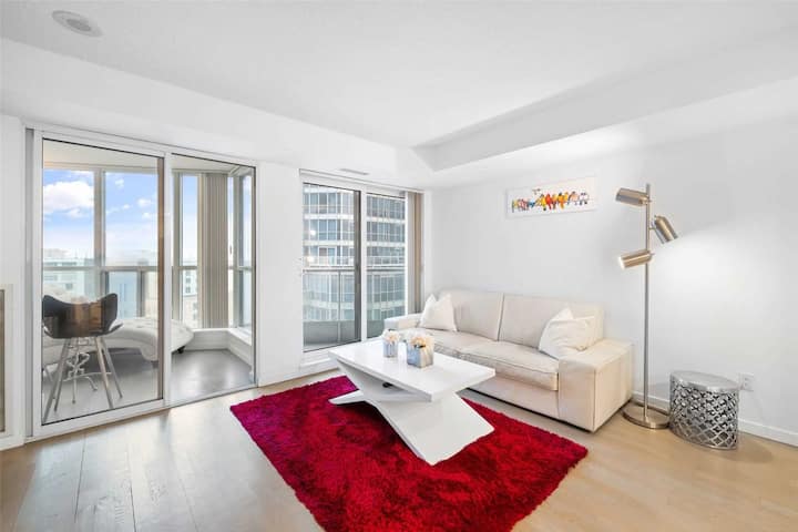 Harbourfront Luxury: 2 Bedroom Condo W/lakeview - Toronto