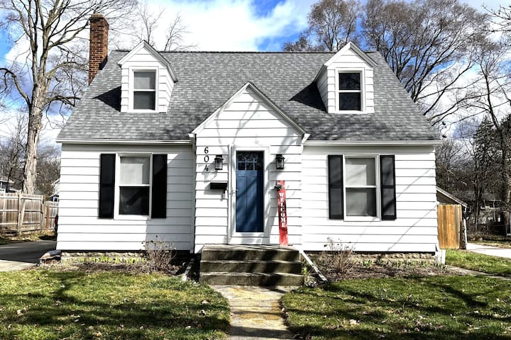 Your Weekend Home With Hot Tub - Lansing, MI