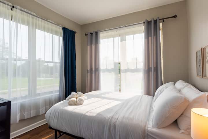 3-beds W/sunroom/wi-fi & Gated Parking! - Detroit, MI