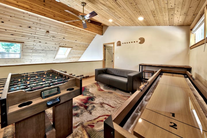 Bear Den: Walk To Trails, Hot Tub, Dog Friendly - South Lake Tahoe, CA