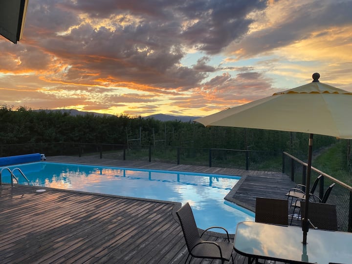 4 Bed House, On Orchard With Pool! - 킬로나