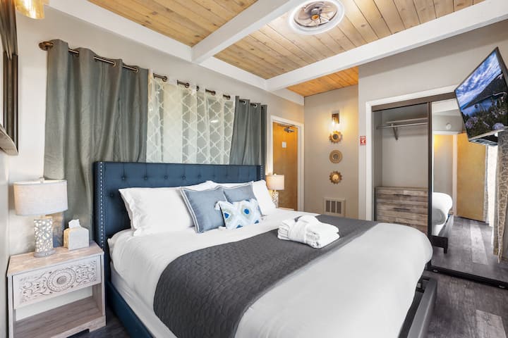 Couple’s King Suite | Sauna & Balcony | Sleeps 3 - Genoa, NV