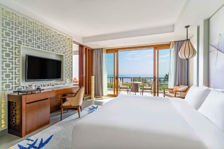 Seaview Balcony Grand King Bed - Phú Lộc