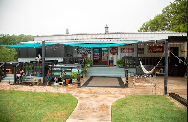 Spacious & Unique Home W/hot Tub & Outdoor Beds! - Navasota, TX