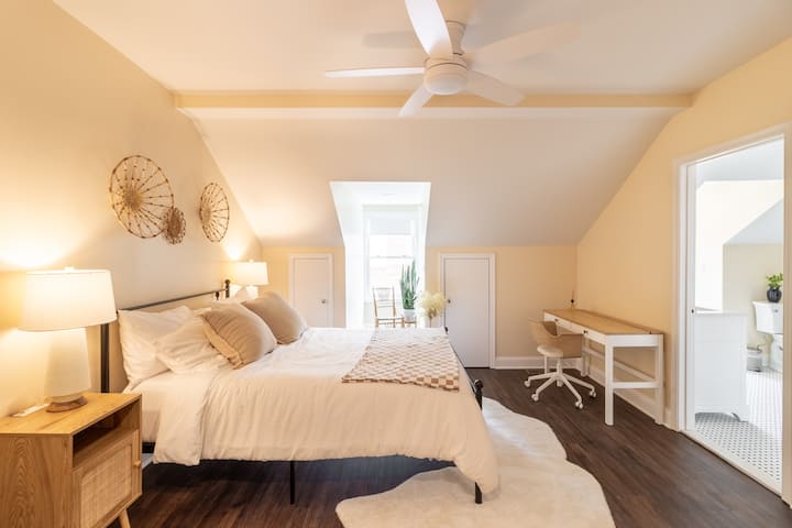Fells Point: Willow Room + Parking - Baltimore, MD