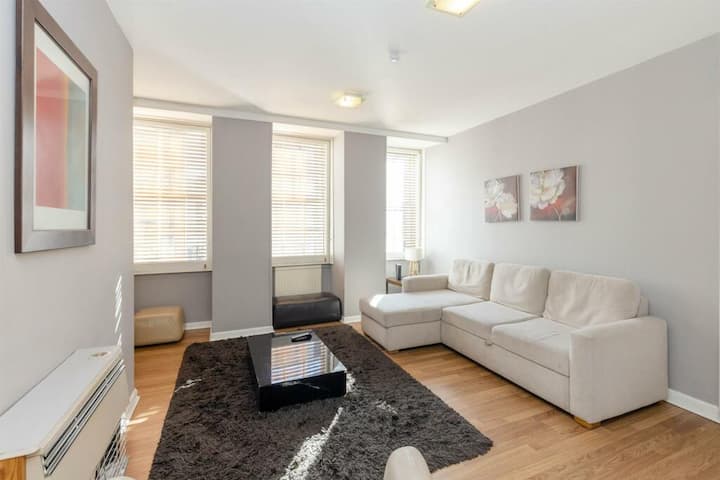 Royal Mile Apartment, Sleeps 4 - Edinburgh