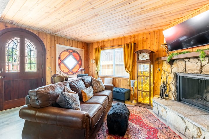 Fairytale Cabin For Two! Dog Friendly, Hot Tub - Big Bear, CA